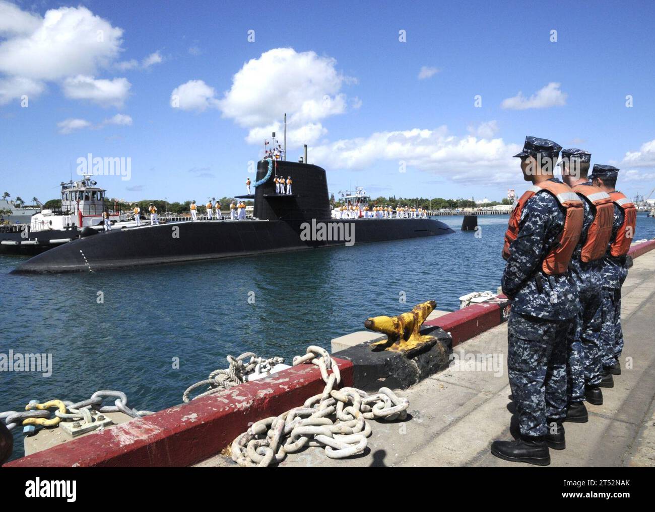 1006213560G-002 PEARL HARBOR (June 21, 2010) Line handlers stand by on ...