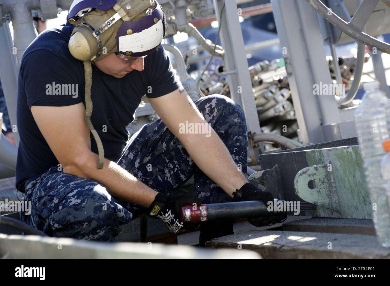 1101279643K-379 SAN DIEGO (Jan. 27, 2011) A Sailor assigned to the ...