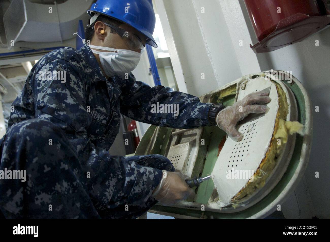 1101279643K-396 SAN DIEGO (Jan. 27, 2011) A Sailor assigned to the ...