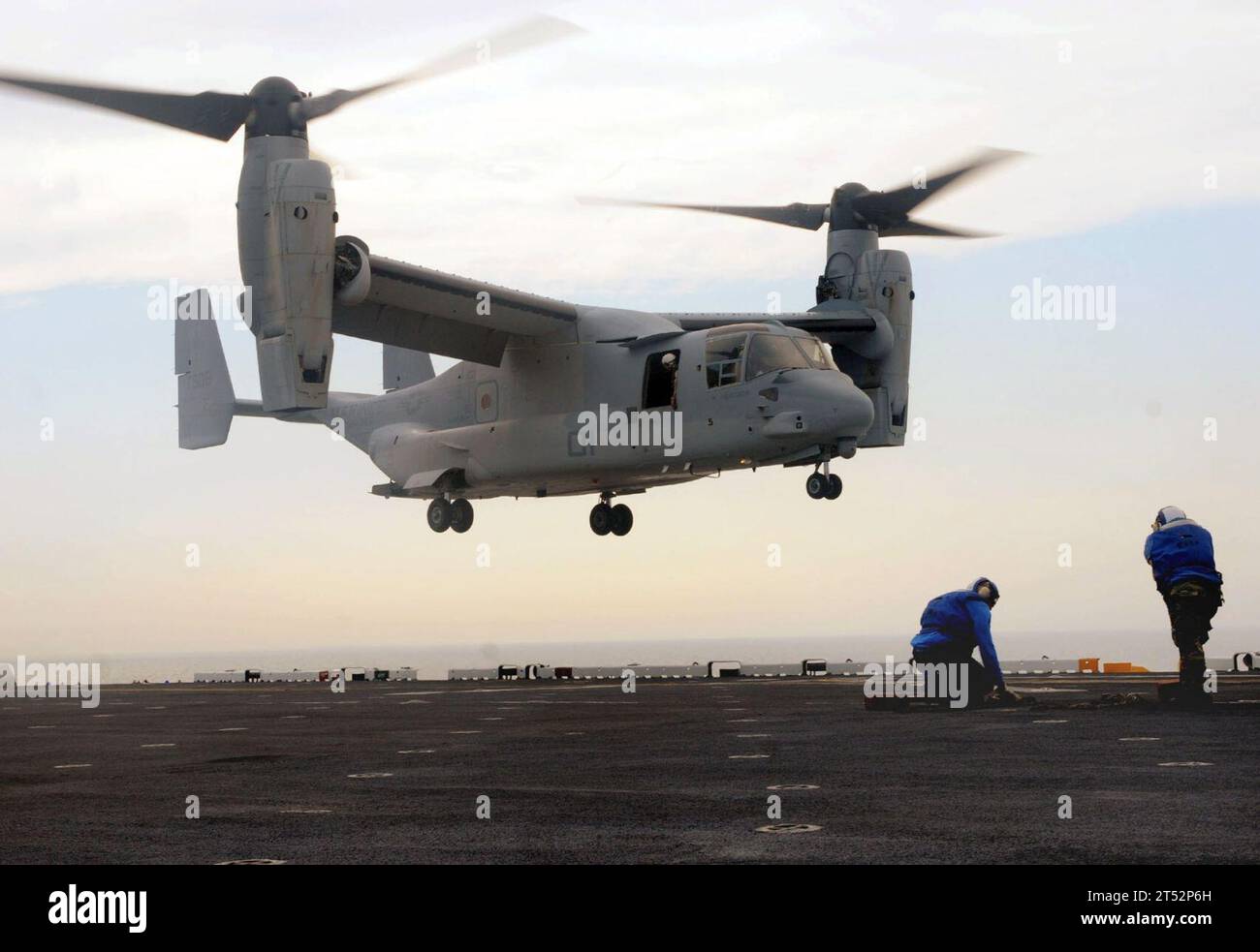 1006193852A-500 ATLANTIC OCEAN (June 17, 2010) Marine Corps V-22 Osprey ...