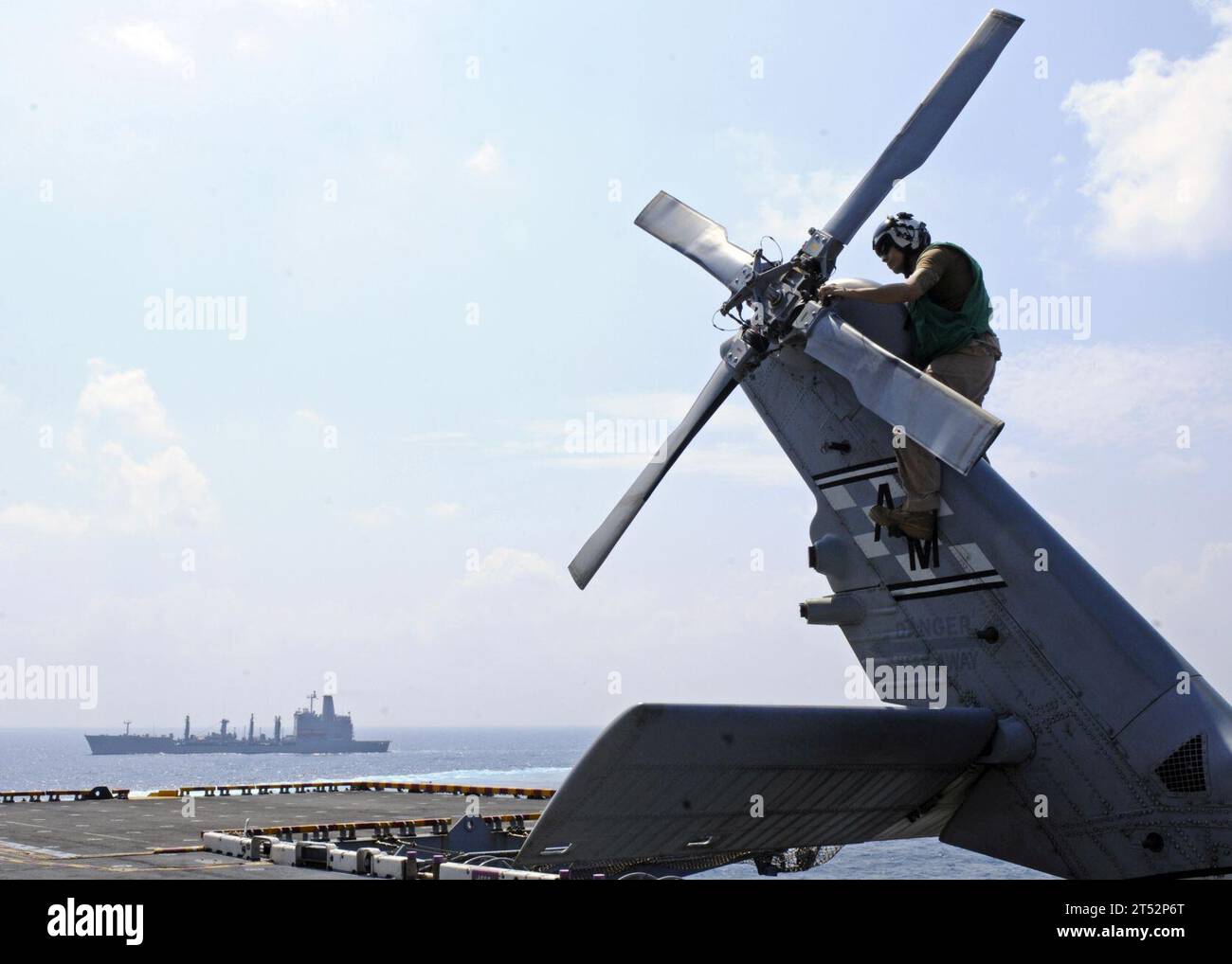 1011113154P-236 GULF OF ADEN (Nov. 11, 2010) Naval Air Crewman 1st ...