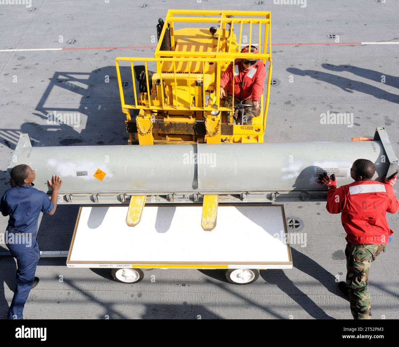 1008310080L-080 ATLANTIC OCEAN (Aug. 31, 2010) Aviation Ordnancemen ...