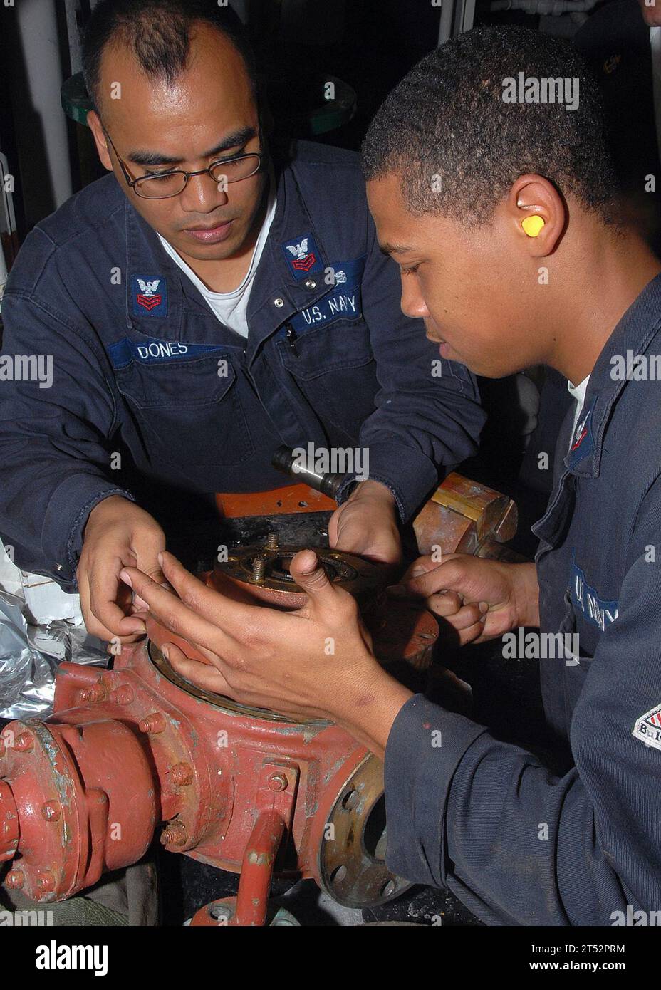 Amphibious assault ship people hi-res stock photography and images - Alamy