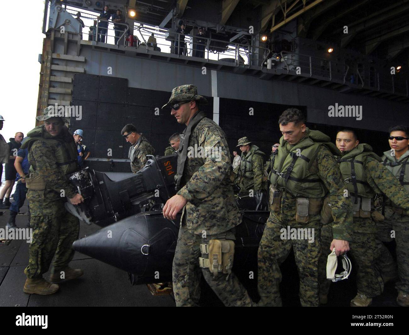 0910140807W-086 SOUTH CHINA SEA (Oct. 14, 2009) Sailors and Marines ...