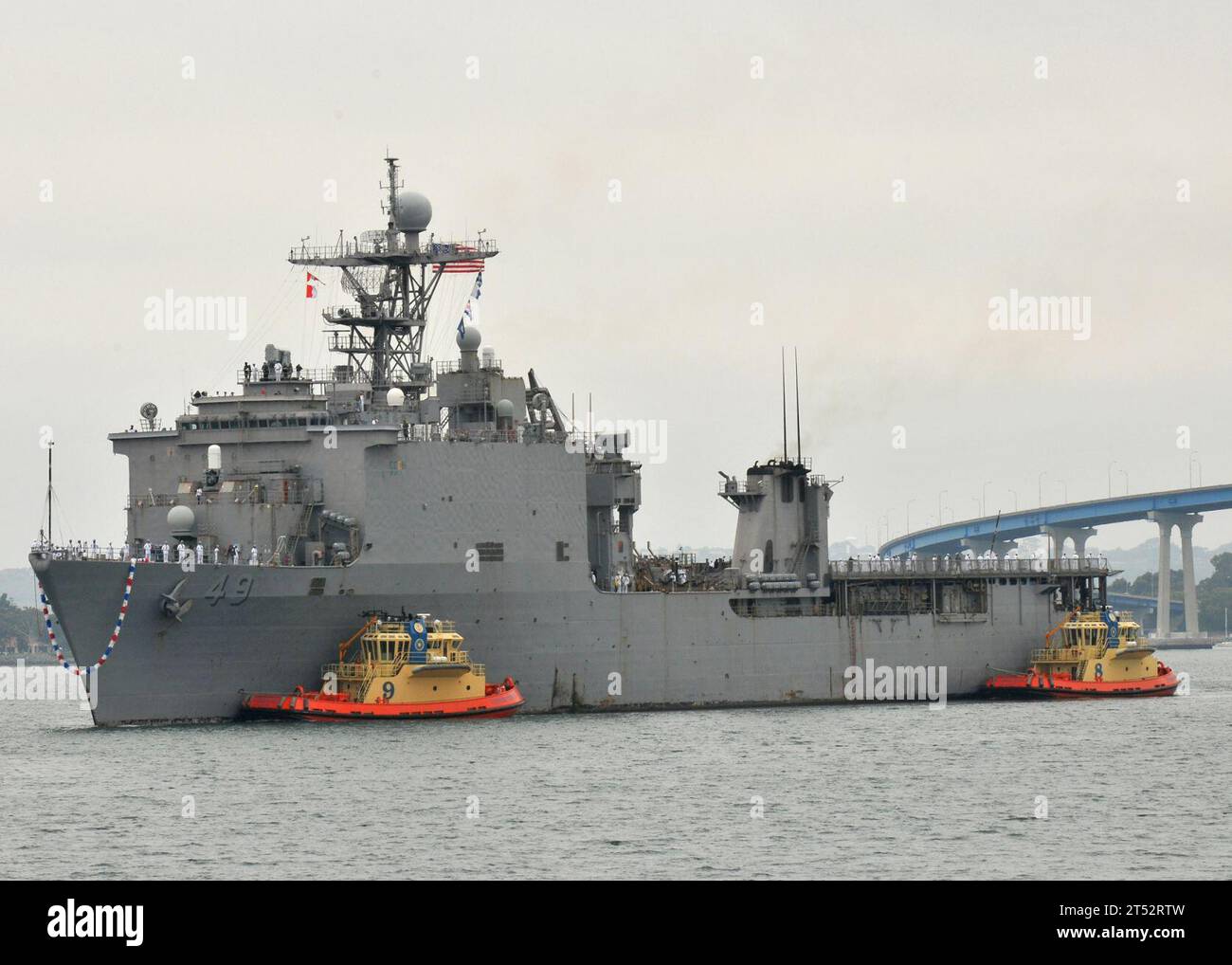 110610ZZ999-017 SAN DIEGO (June 10, 2011) Sailors aboard the amphibious ...