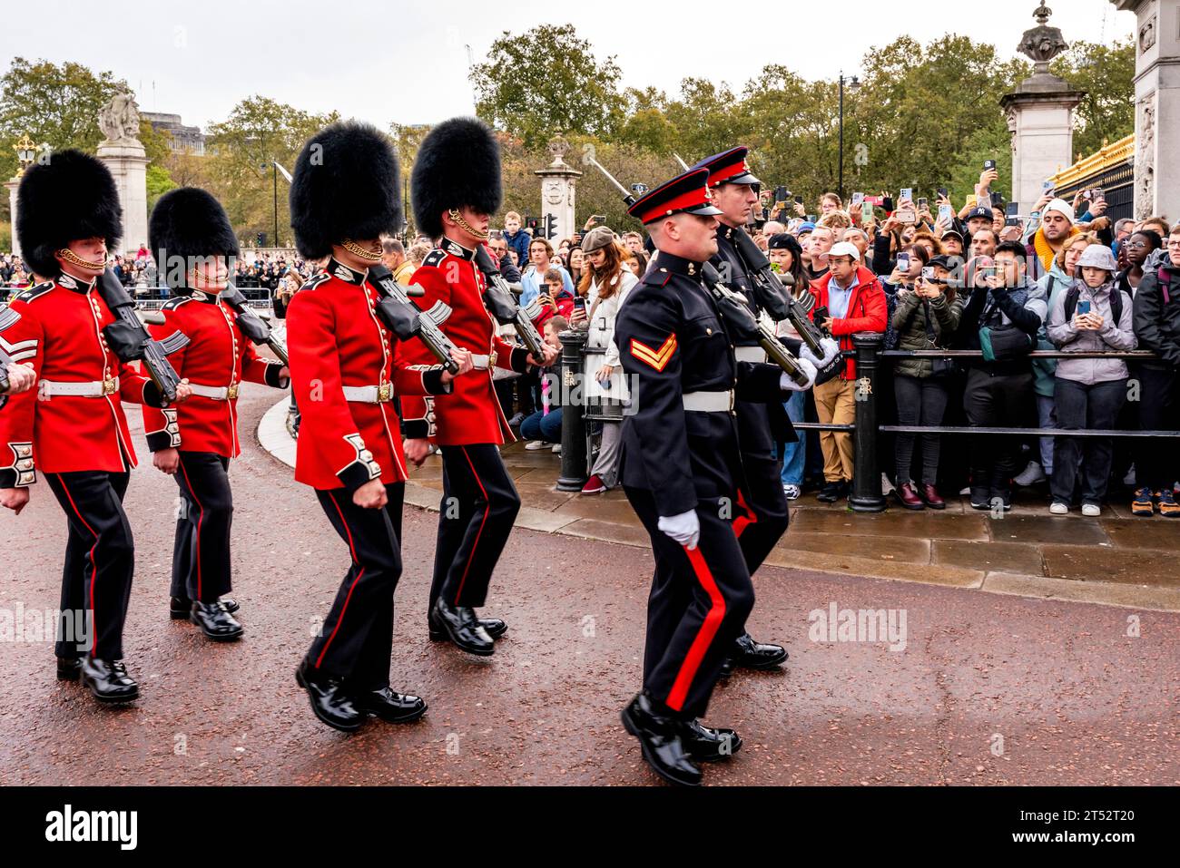 Scots guards uniform hi-res stock photography and images - Alamy