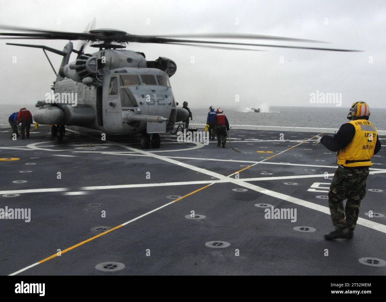 amphibious, CH-53 Sea Stallion, flight deck, helicopter, helo, lpd 21 ...
