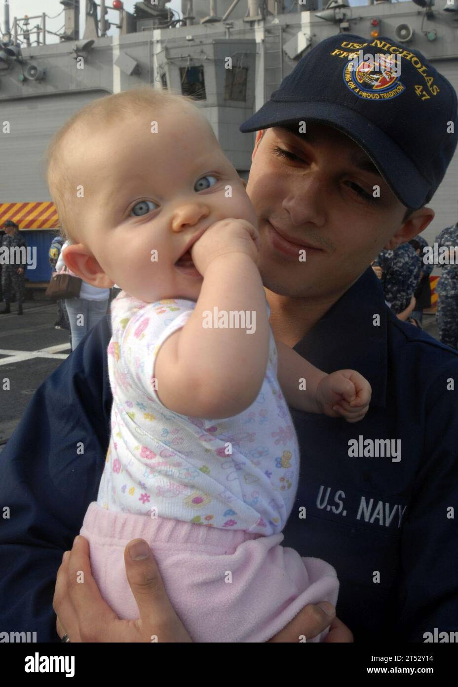 APS, Naval Station Norfolk, USS Nicholas (FFG 47 Stock Photo - Alamy