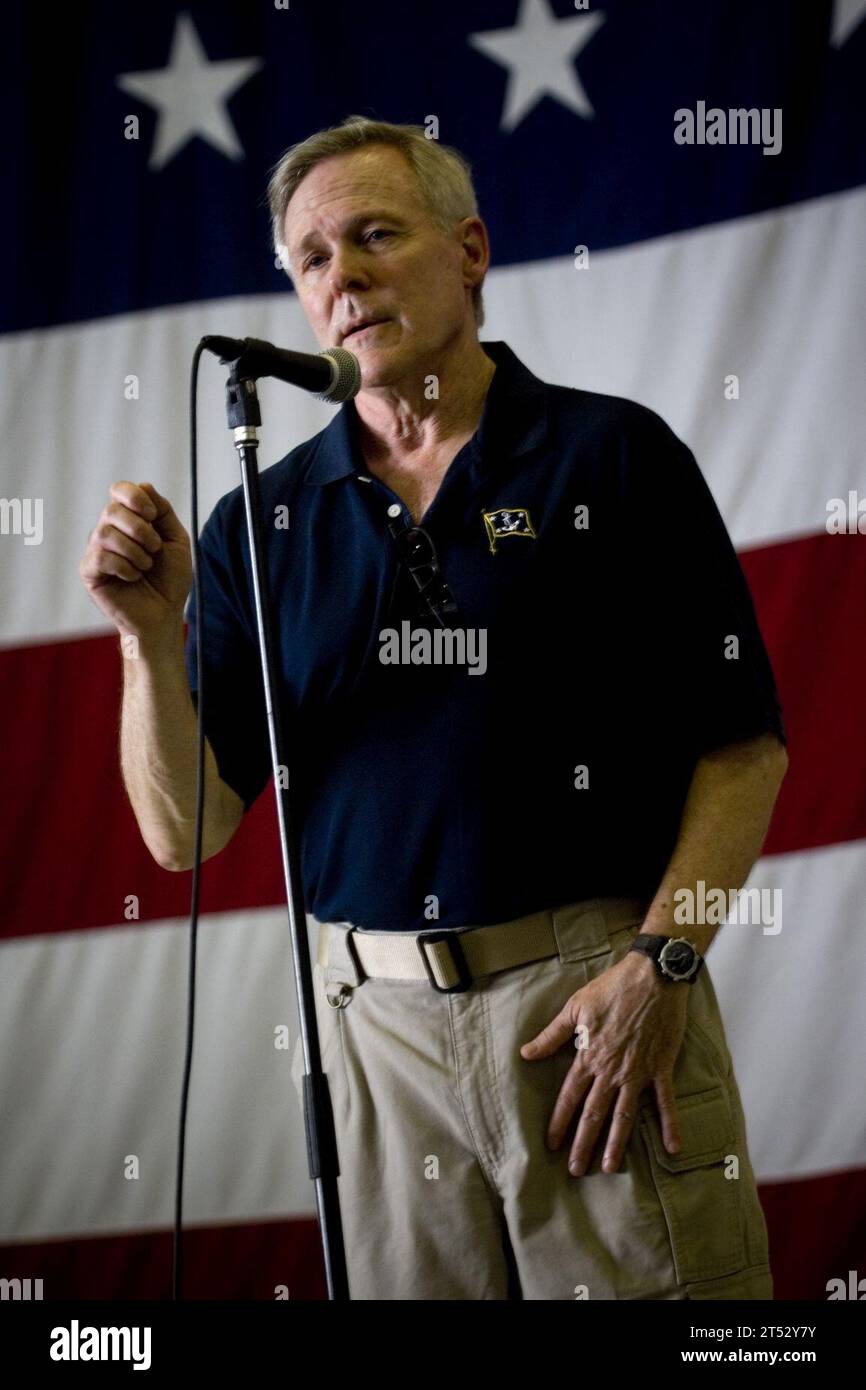 0908075549O-026 PERSIAN GULF (Aug. 7, 2009) Secretary of the Navy ...
