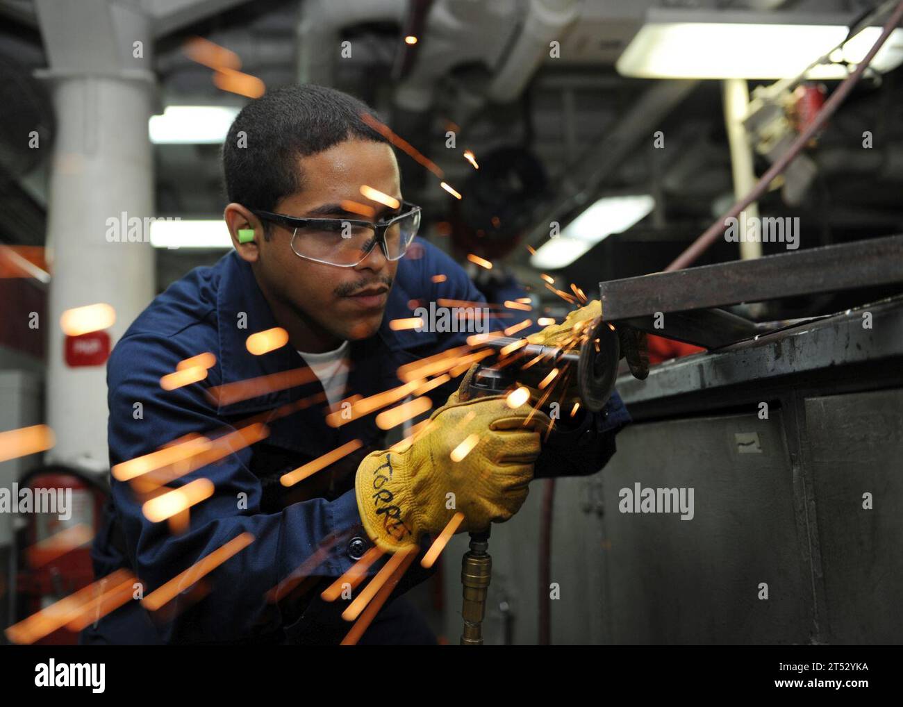 Arabian Sea, USS Harry S. Truman (CVN 75), welding Stock Photo - Alamy