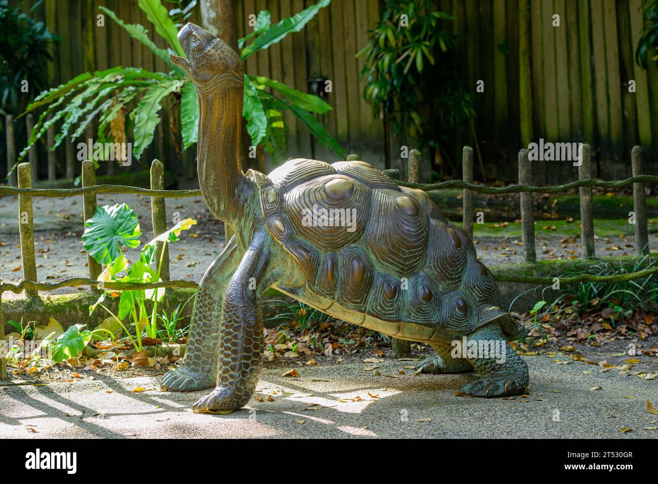 Animal statue at zoo hi-res stock photography and images - Alamy