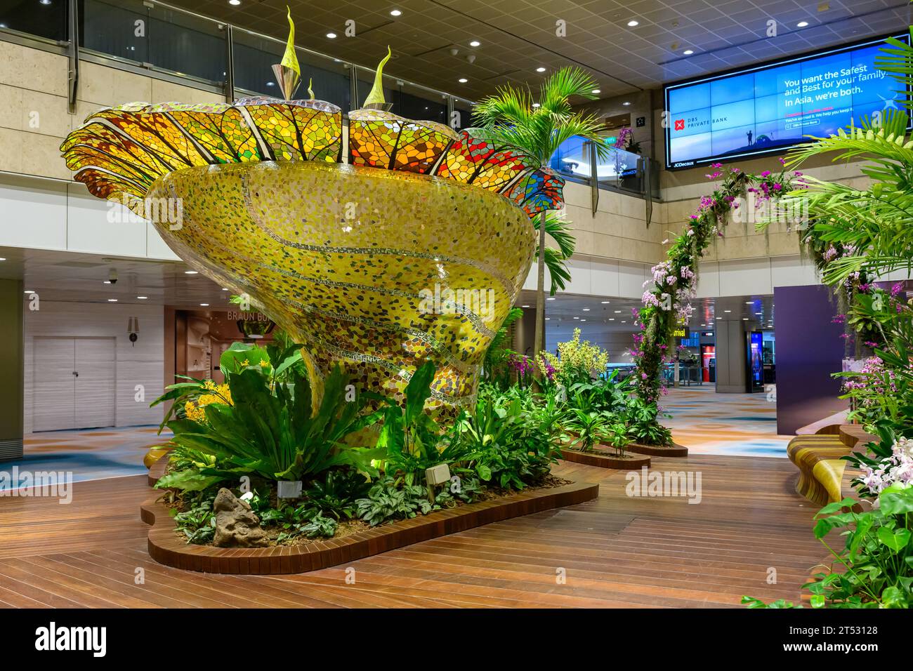 The floral display inside Terminal 2 airside, Singapore Changi Airport ...
