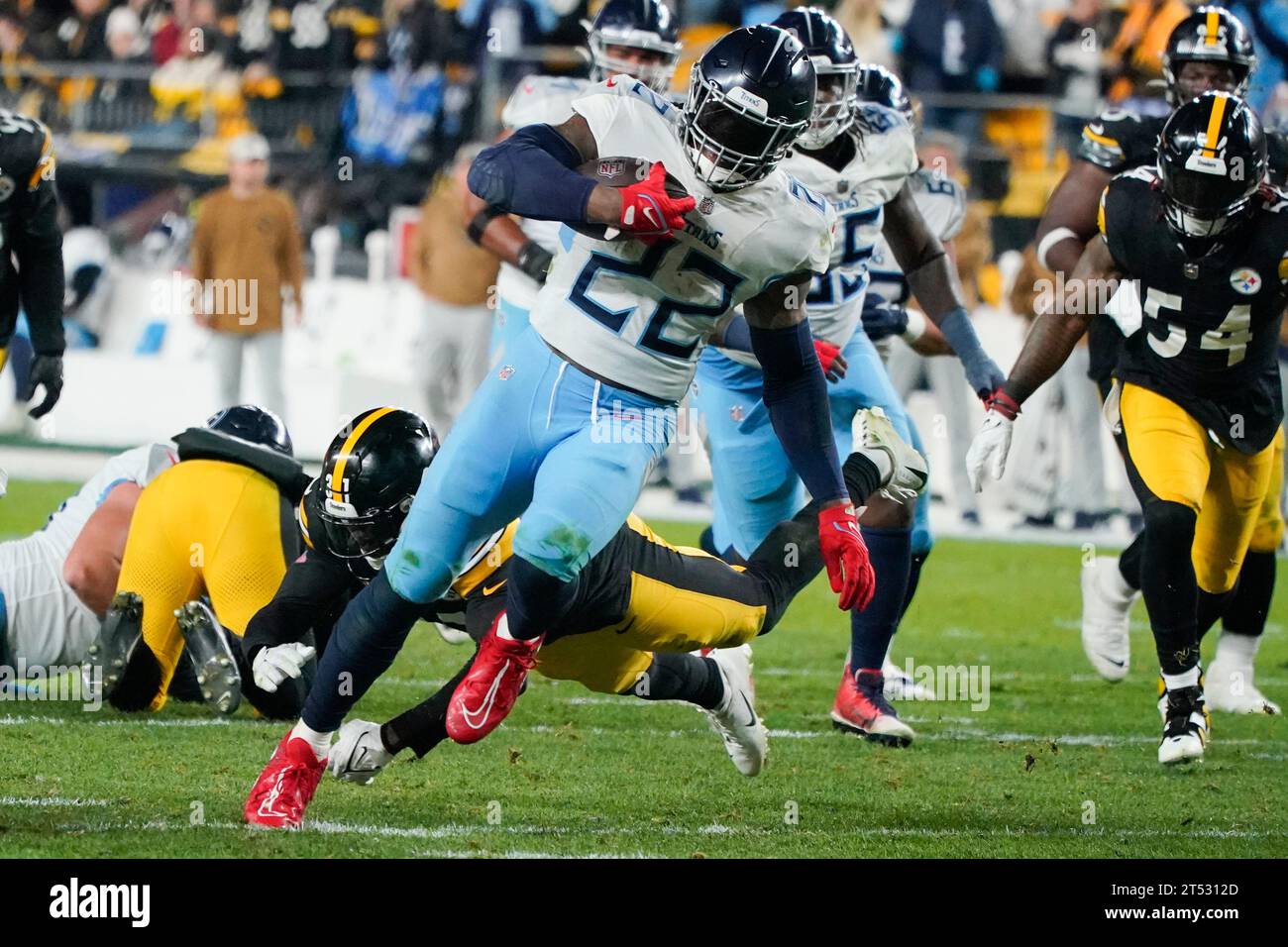 Tennessee Titans running back Derrick Henry (22) runs the ball past ...