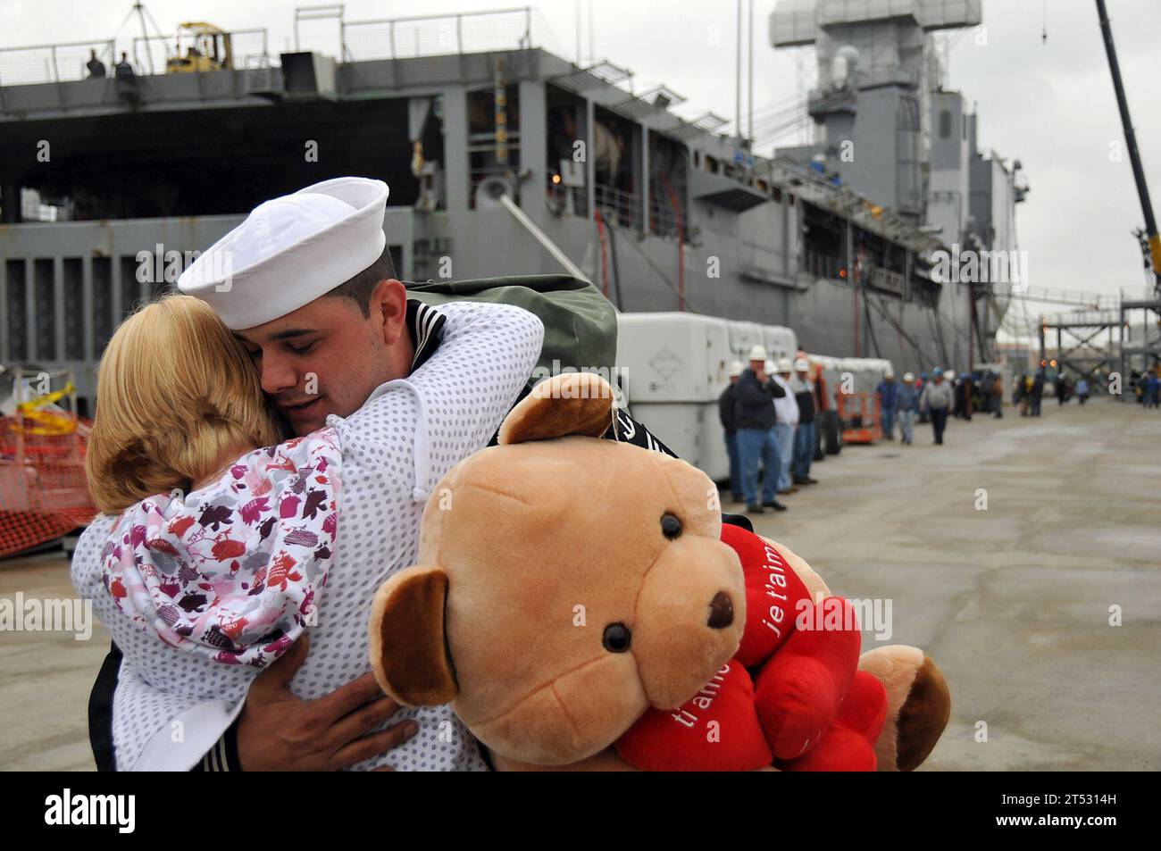 arrival, Homecoming, hug, people, Sailor, USS Oak Hill, welcome Stock ...