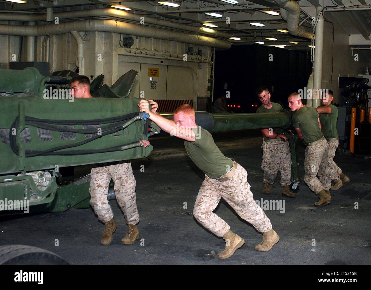 0810126764G-119 PERSIAN GULF (Oct. 12, 2008) Marines assigned to the ...