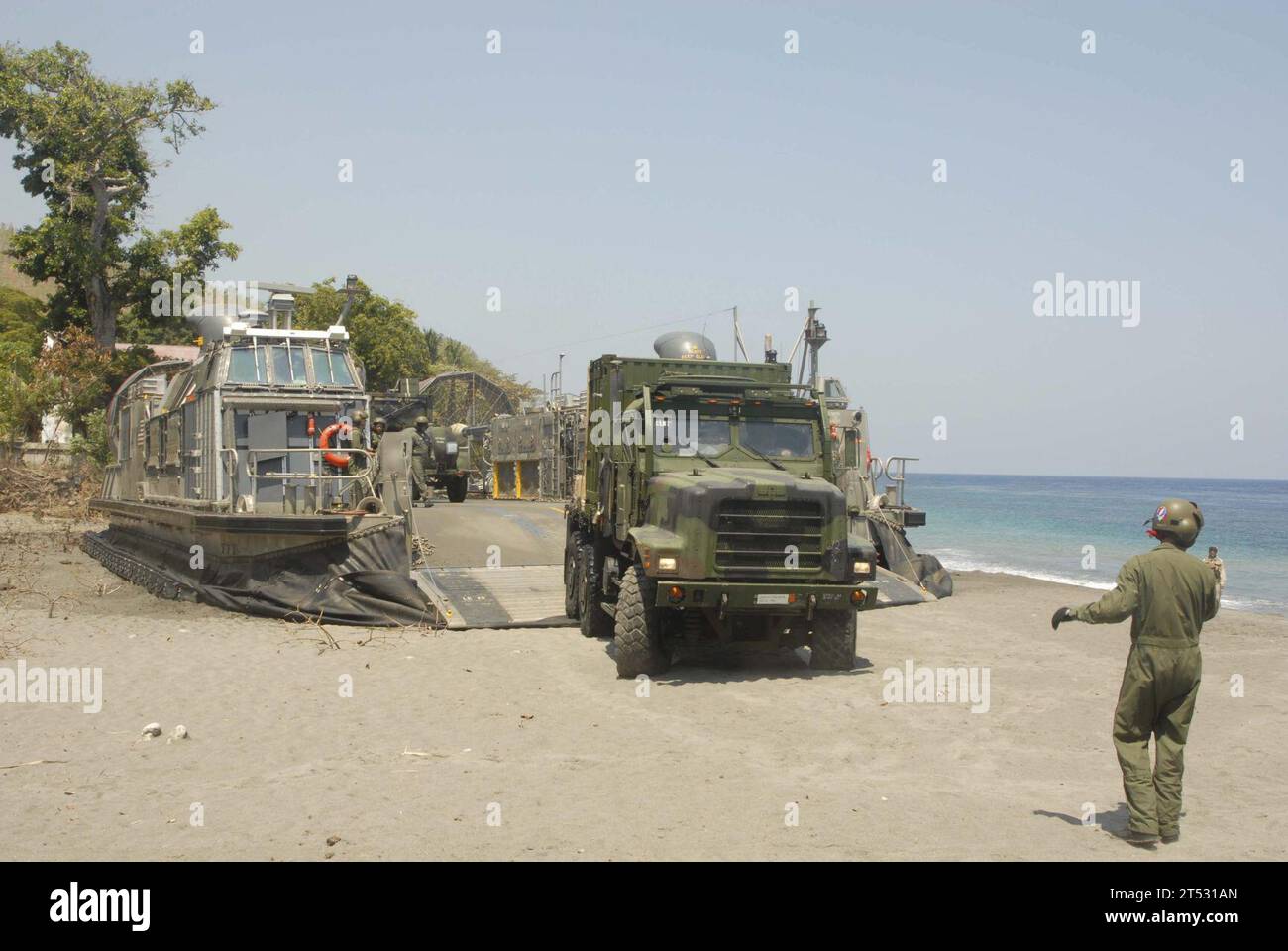 Unload u s marine corps vehicles hi-res stock photography and images ...