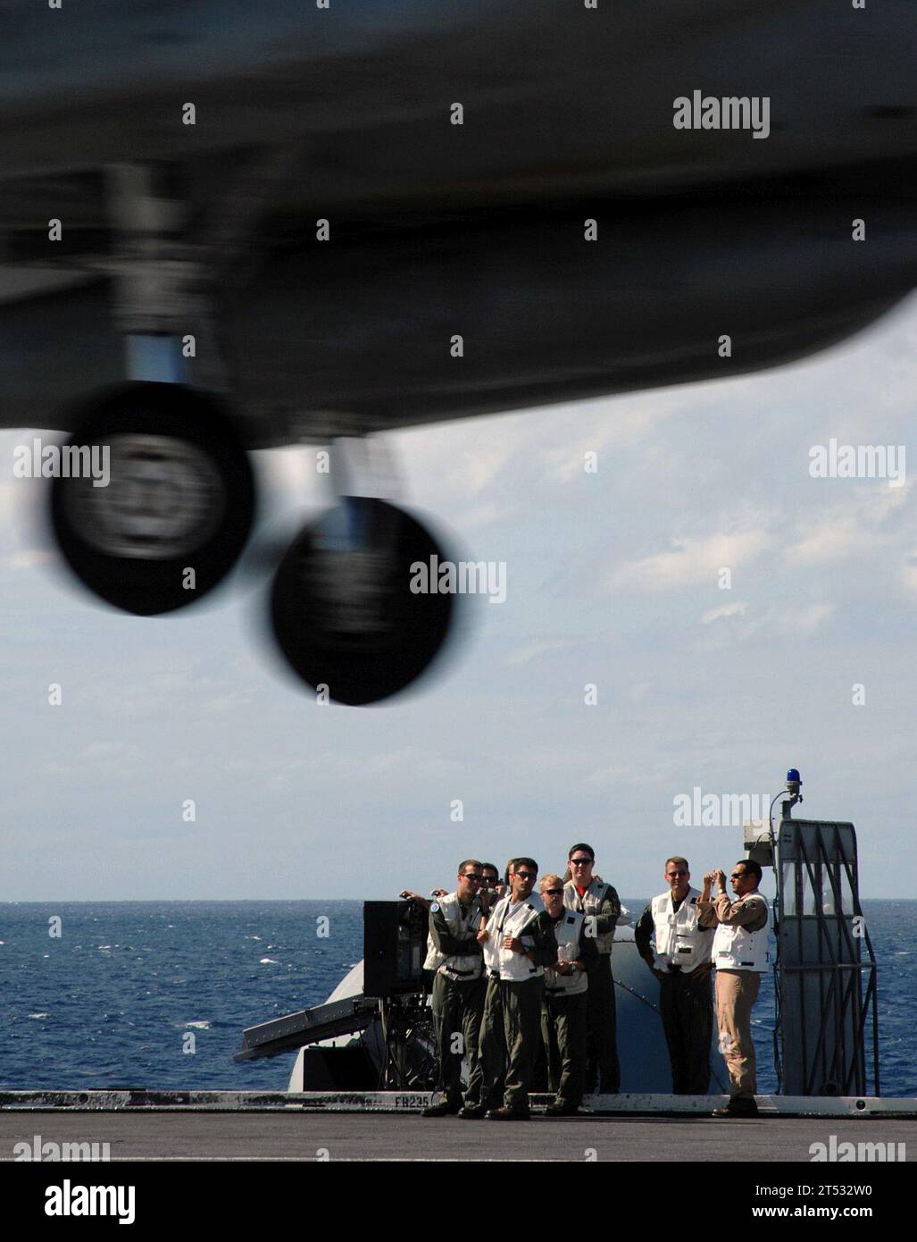 0709178923M-049 ATLANTIC OCEAN (Sept. 17, 2007) - Landing signal ...