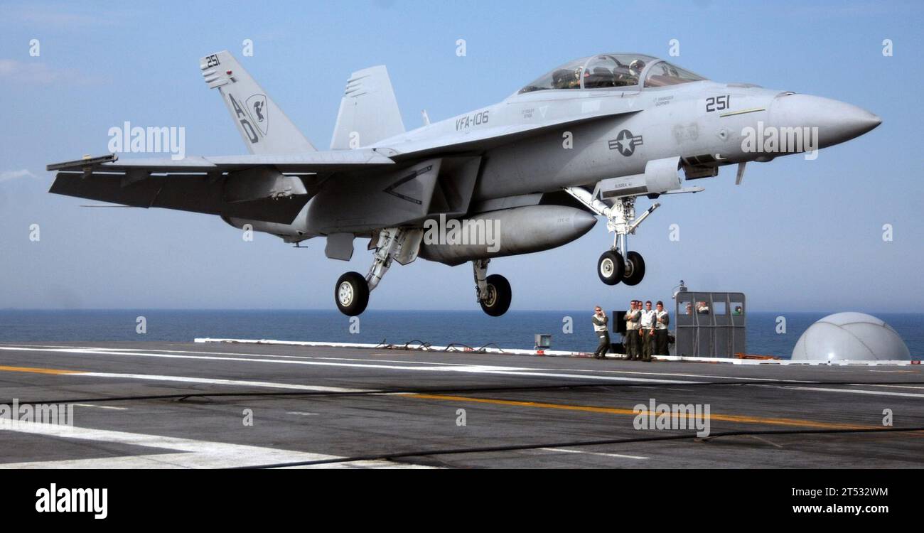 0706048923M-005 ATLANTIC OCEAN (June 4, 2007) - Landing Signal Officers ...