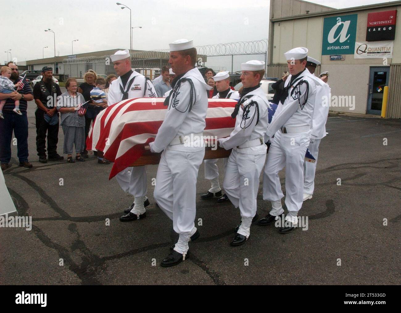 0707191755G-001 INDIANAPOLIS (July 19, 2007) - An honor guard detail ...