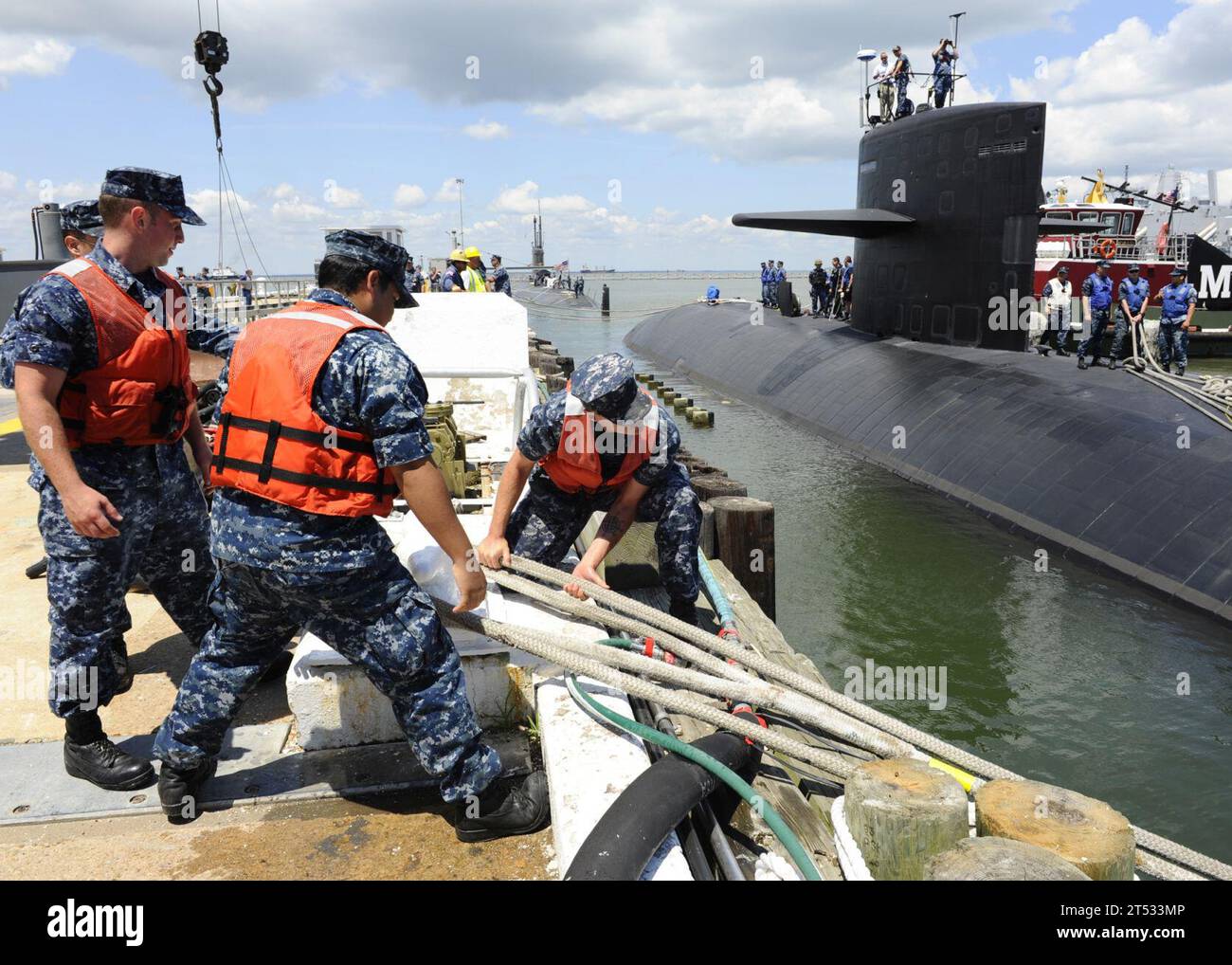 Los angeles class attack submarine uss helena ssn 725 hi-res stock ...