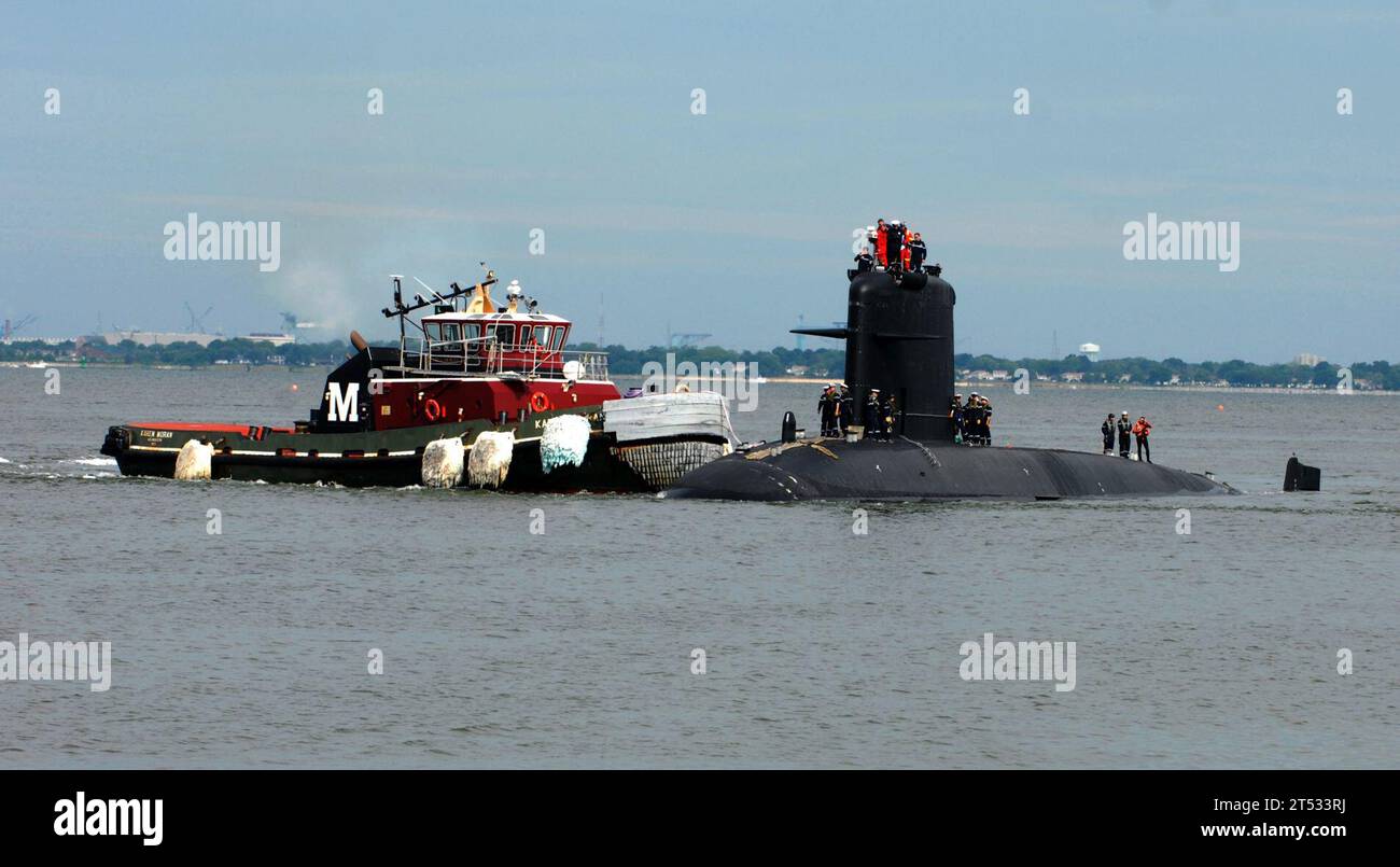 1005117705S-015 NORFOLK (May 11, 2010) The French navy submarine FS ...