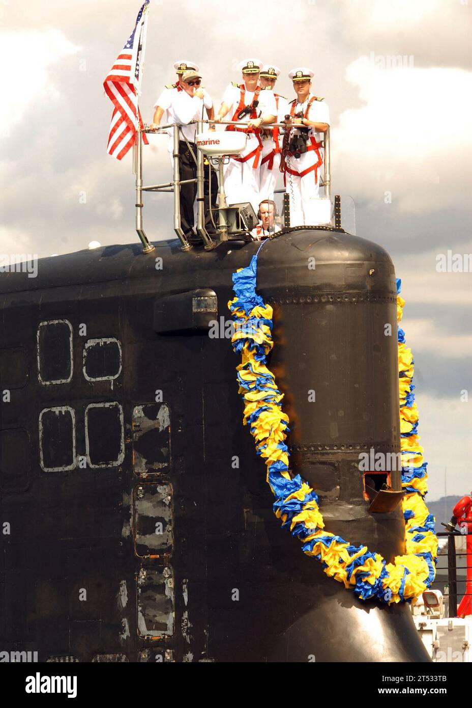 0907235476H-401 PEARL HARBOR, Hawaii (July 23, 2009) Crew members man ...