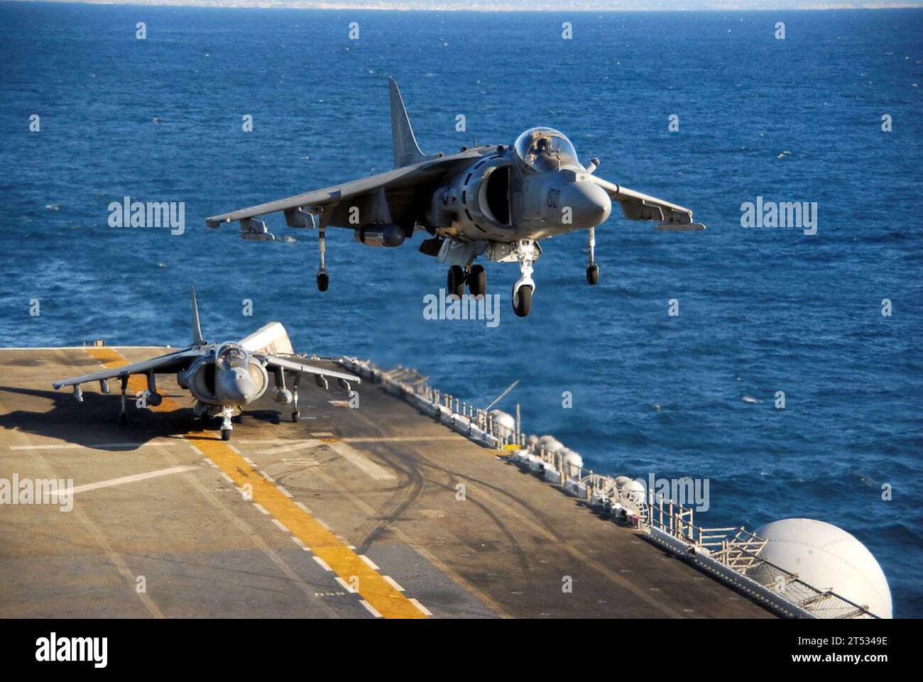 0810114774B-196 PACIFIC OCEAN (Oct. 11, 2008) An AV-8B Harrier II jet ...