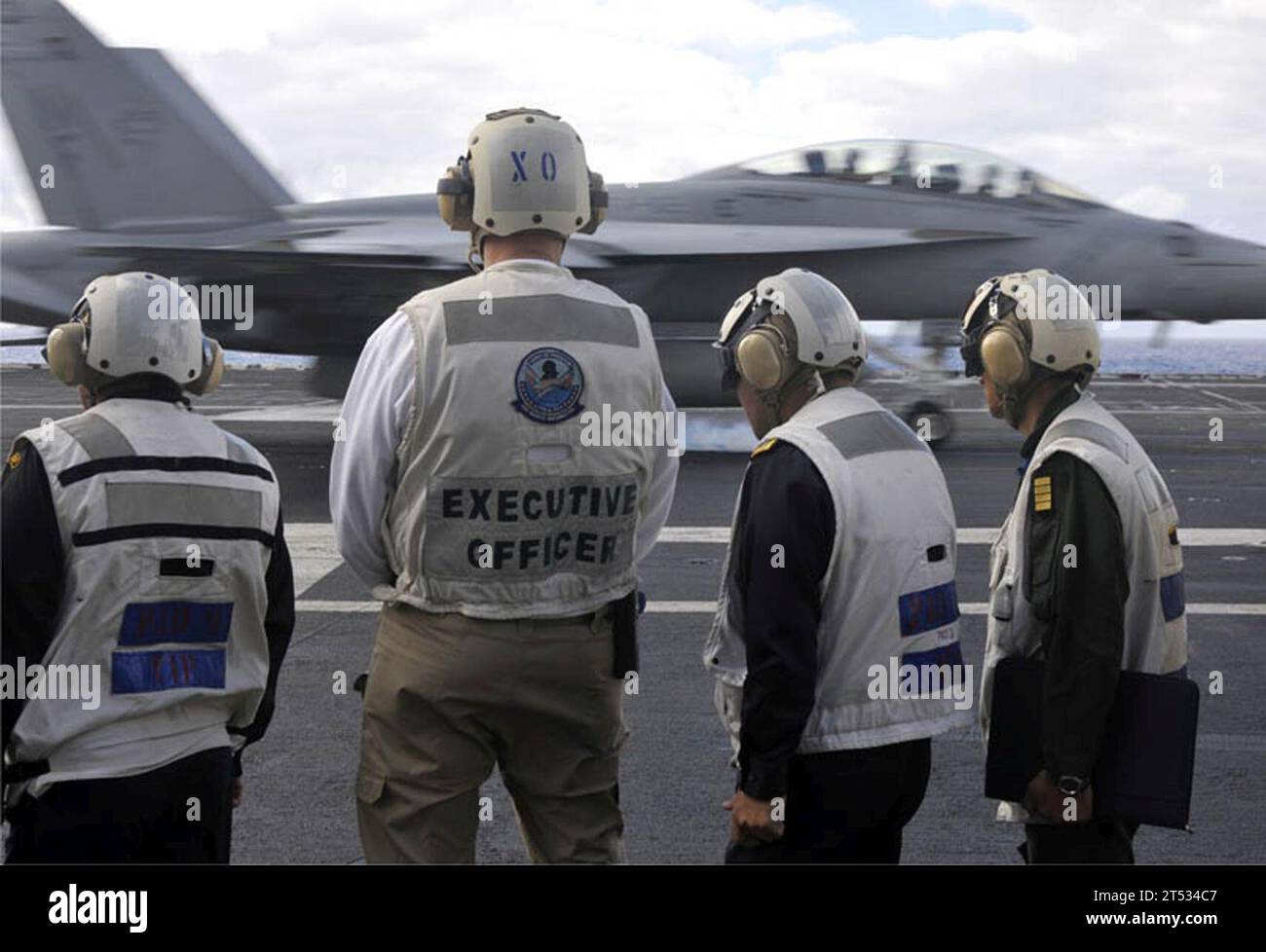 1012087103C-318 PACIFIC OCEAN (Dec. 8, 2010) Capt. Kenneth Reynard ...