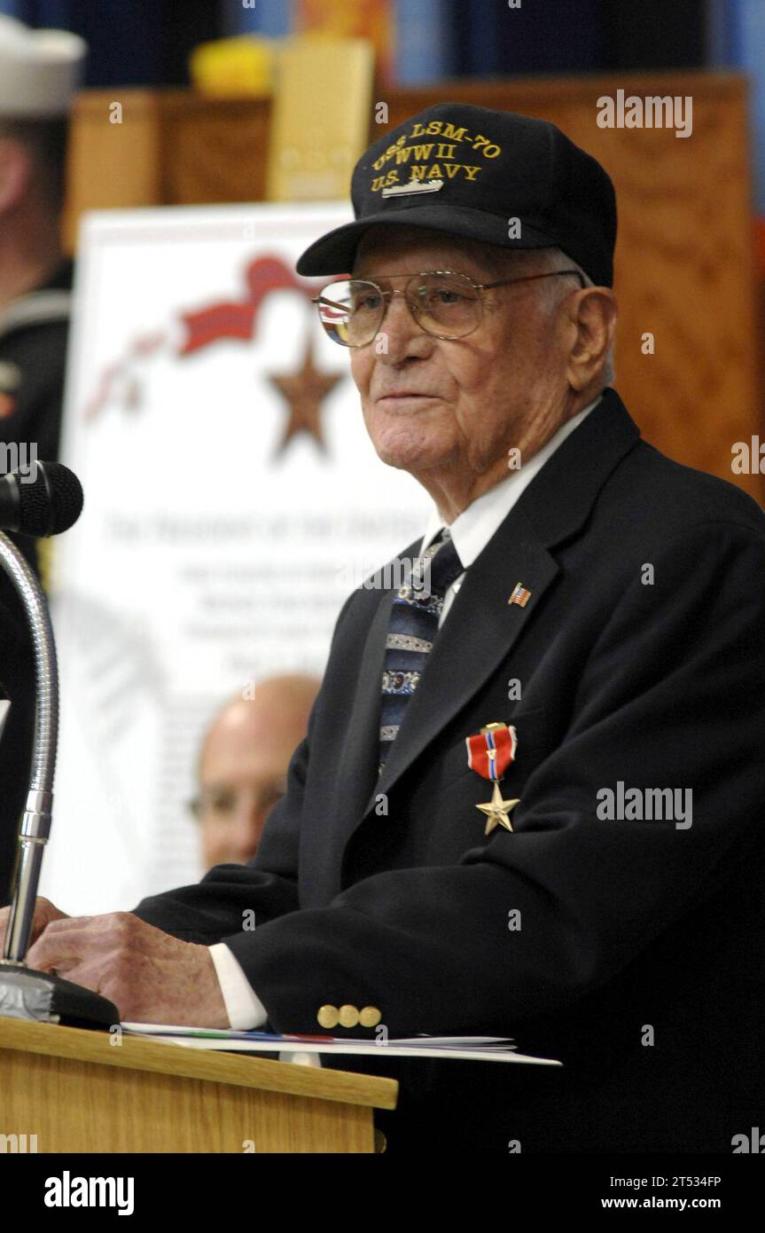 Bronze star with combat v hi-res stock photography and images - Alamy