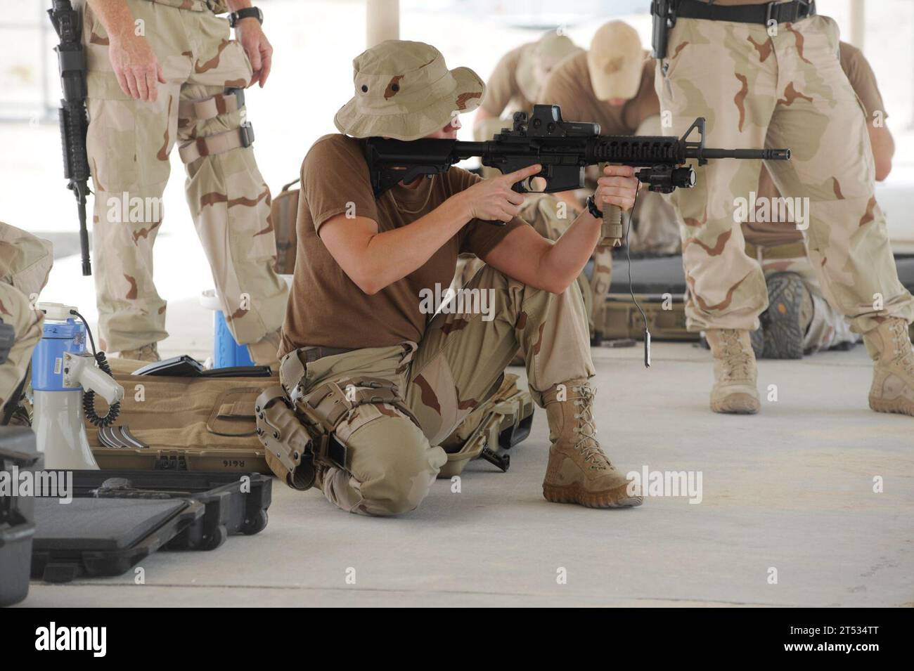 BAHRAIN, CTG 56.1, M-4 service rifle, U.S. navy photo Stock Photo - Alamy