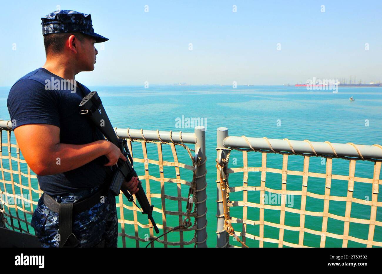 BAHRAIN, Manama, Sailor, U.S. navy photo, USS Pearl Harbor (LSD 52 ...