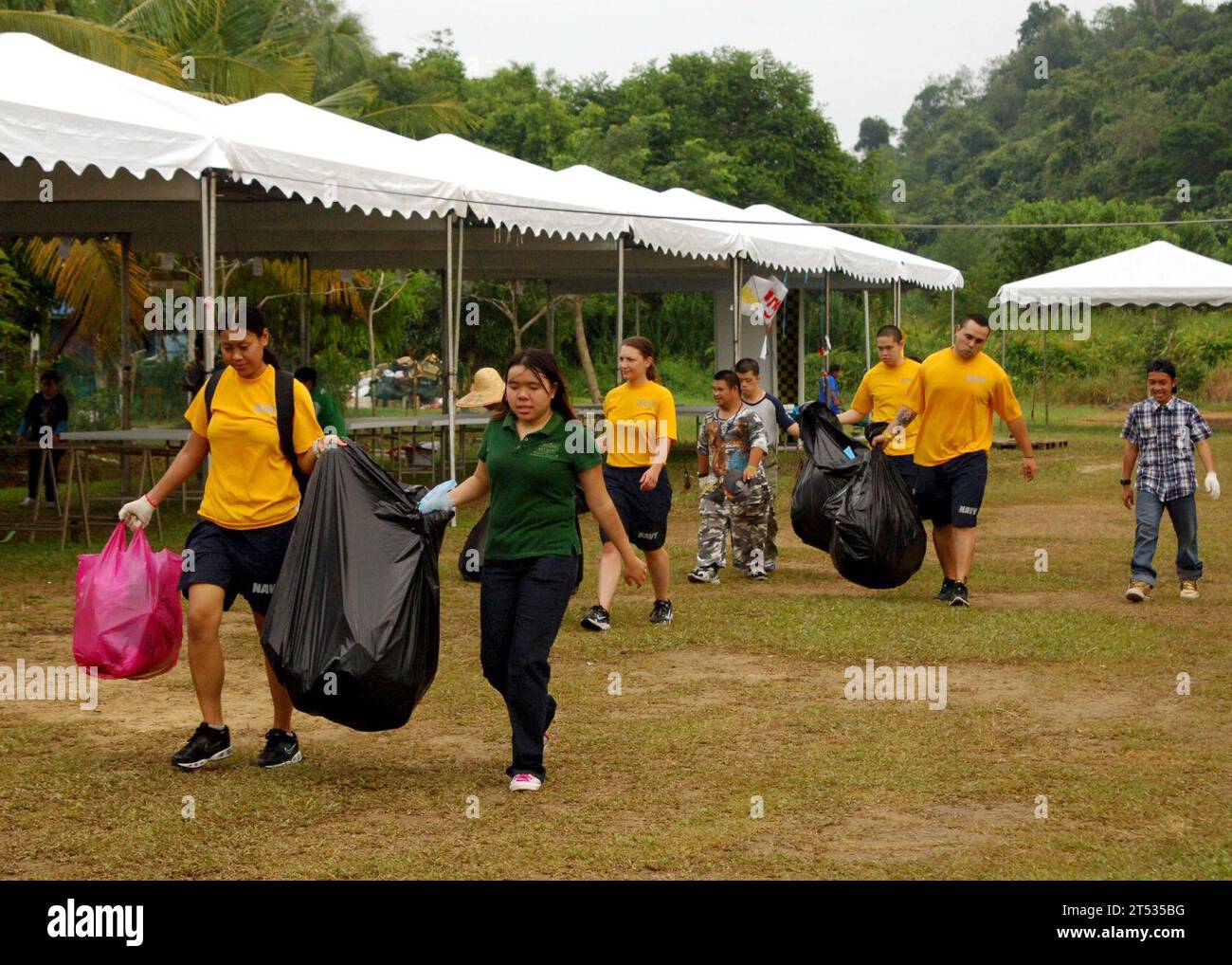 111003NJ145-012 SIMPANG, Brunei (Oct. 3, 2011) Sailors assigned to the ...