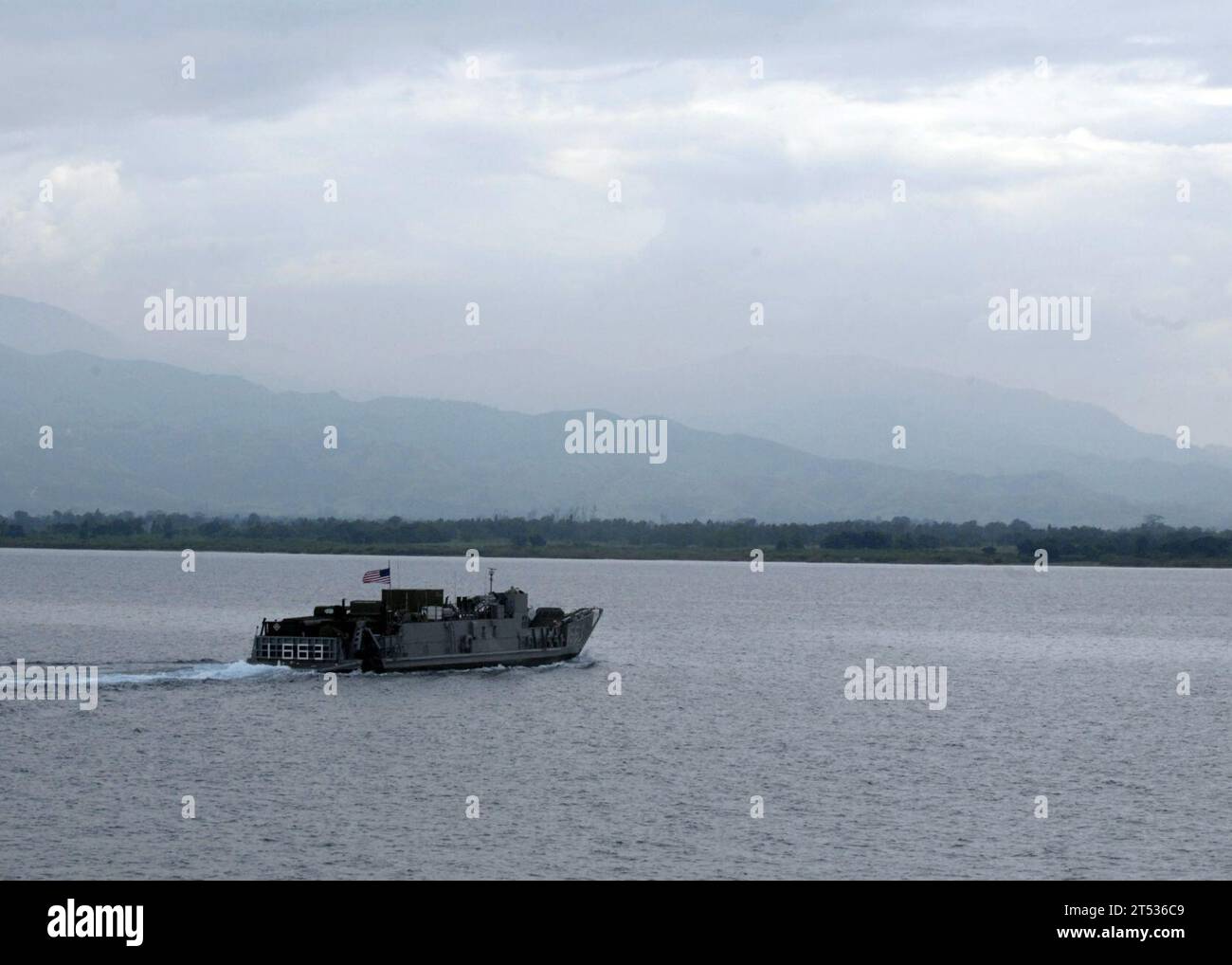 1001192000D-028 CARIBBEAN SEA (Jan. 19, 2010) Landing Craft Unit (LCU ...