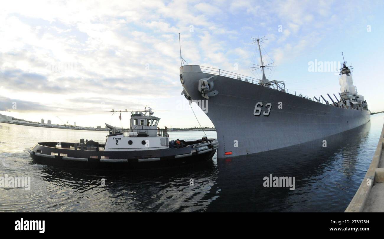0910147498L-002 PEARL HARBOR (Oct. 14, 2009) The battleship USS ...