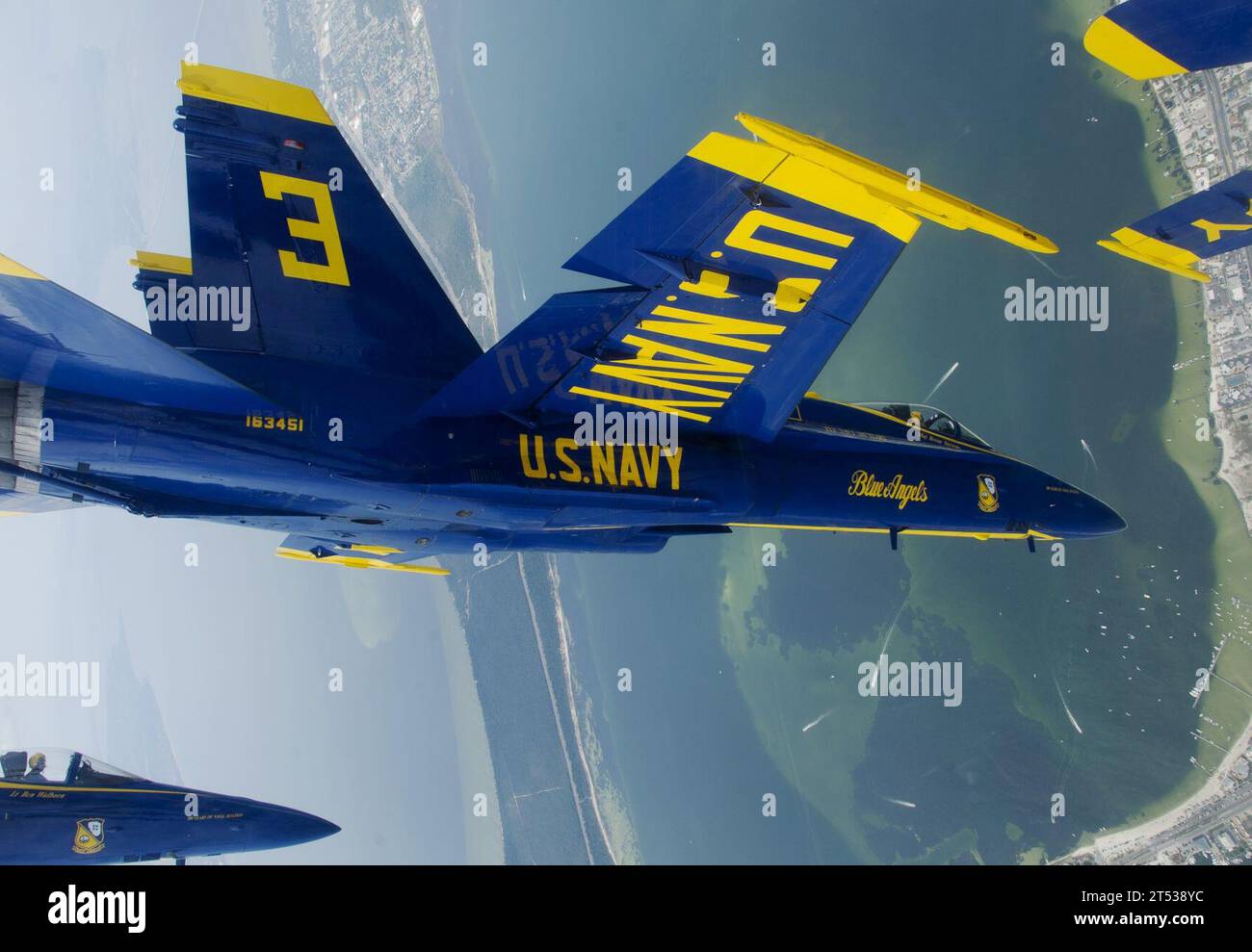 Delta loop break cross maneuver hi-res stock photography and images - Alamy