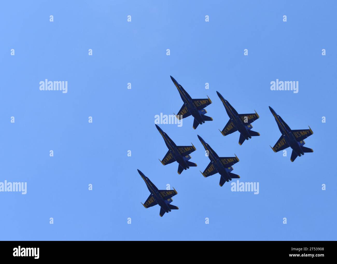 1005195283B-020 ATLANTIC OCEAN (May 21, 2010) The U.S. Navy flight ...