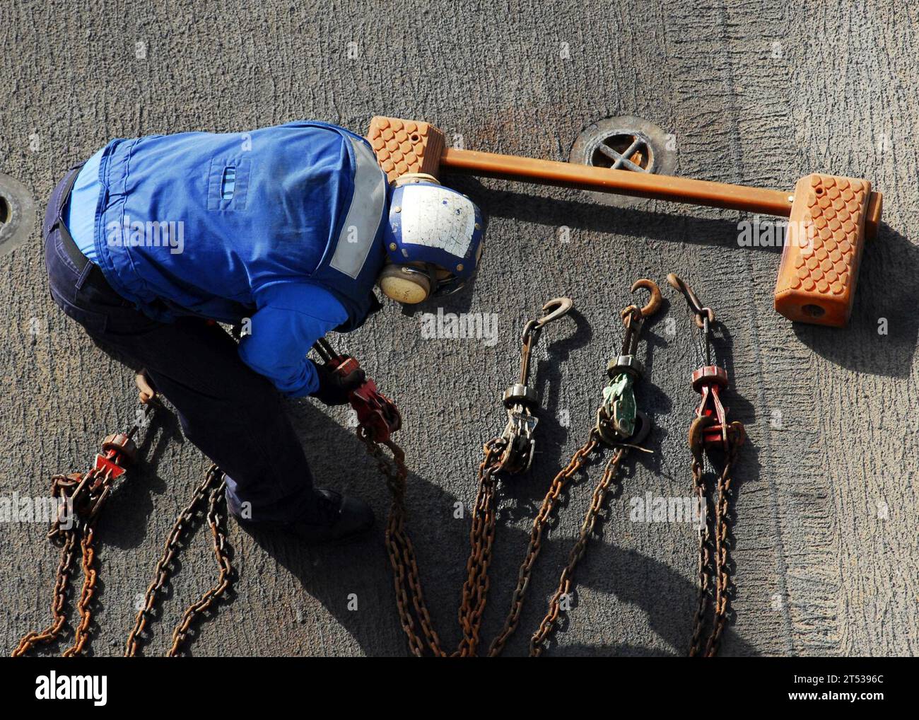 0809122183K-001 PERSIAN GULF (Sept. 12, 2008) A flight deck crewman ...