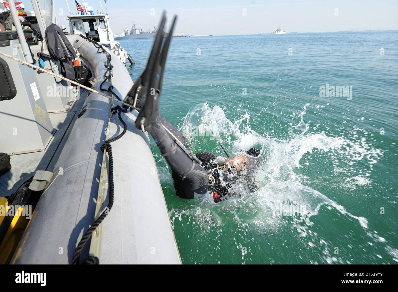 boat, Mobile Diving and Salvage Unit (MDSU) 2, Sailor, ships, U.S. Navy ...