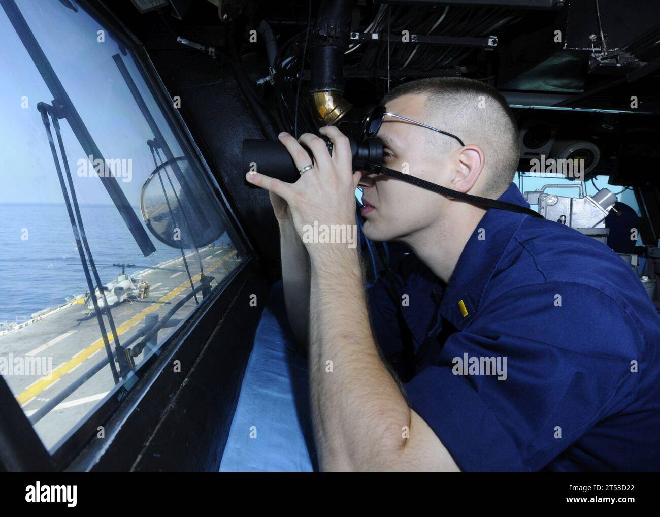 bridge, deck watch, Sailor, U.S. Navy, USS Kearsarge (LHD 3 Stock Photo ...