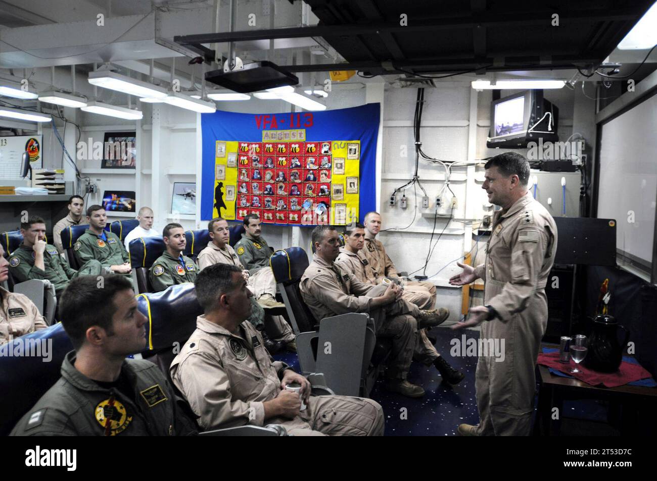 Briefing of pilots hi-res stock photography and images - Alamy