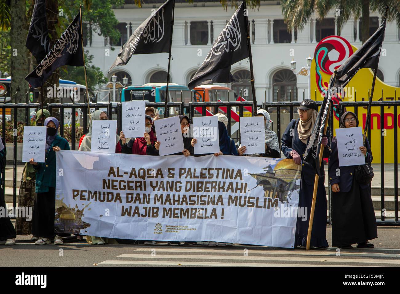 Bandung, West Java, Indonesia. 3rd Nov, 2023. Hundreds of Muslim ...
