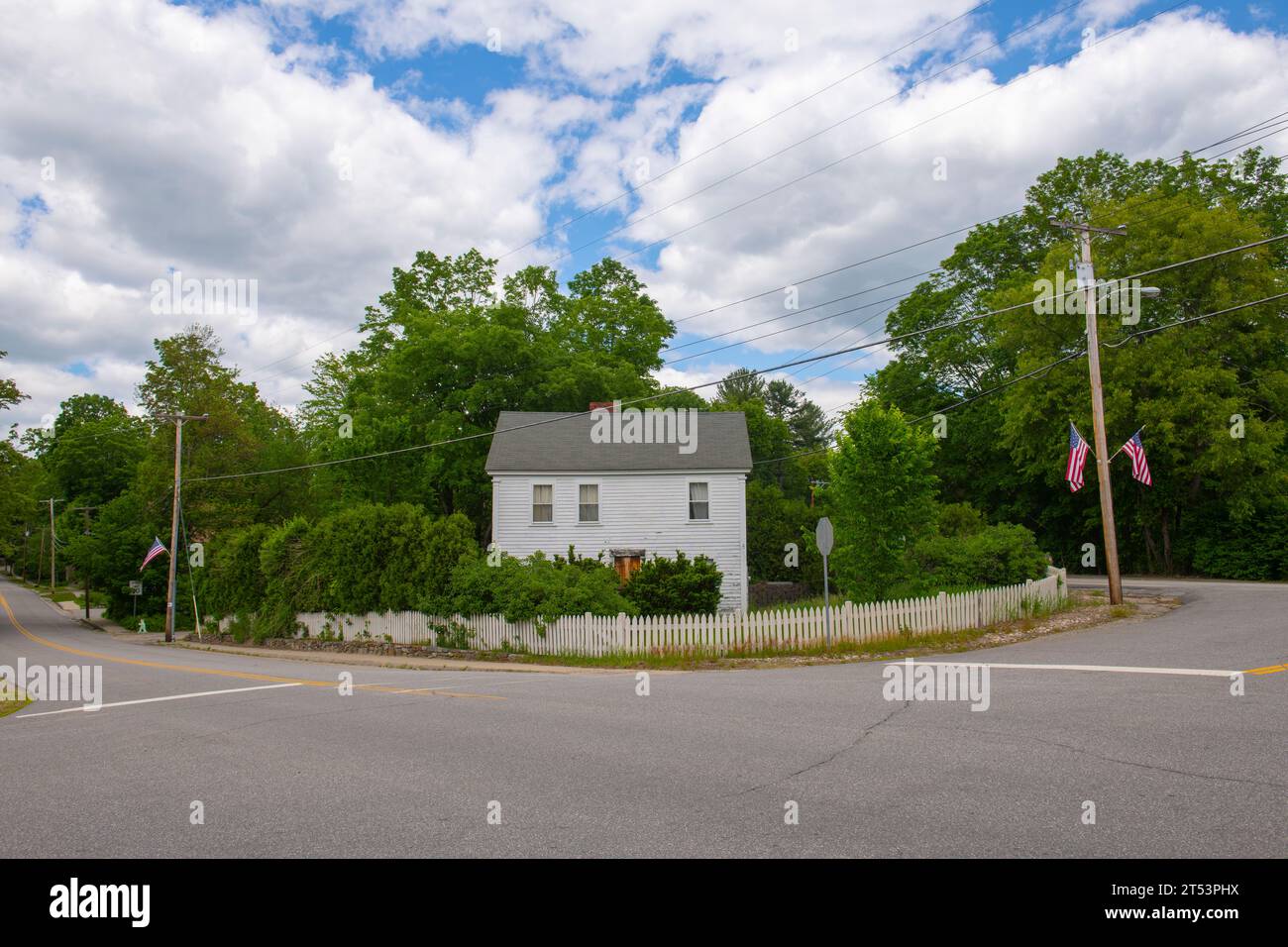 Historic colonial style building at 1 Meetinghouse Hill Road in ...
