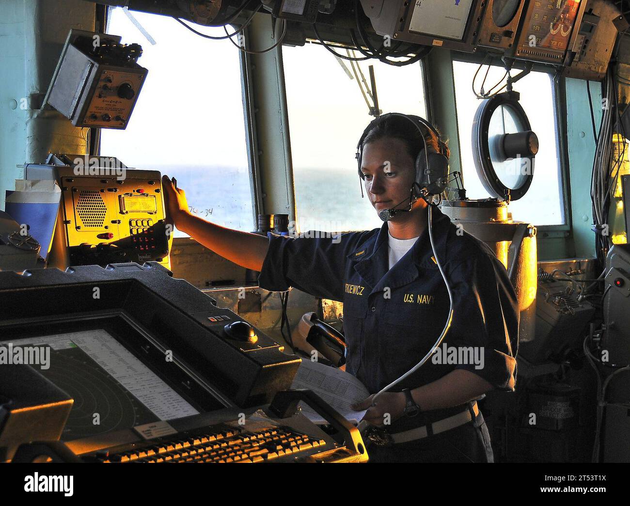 CG 52, Sailor, southern seas 2010, U.S. Navy, USS BUNKER HILL Stock ...