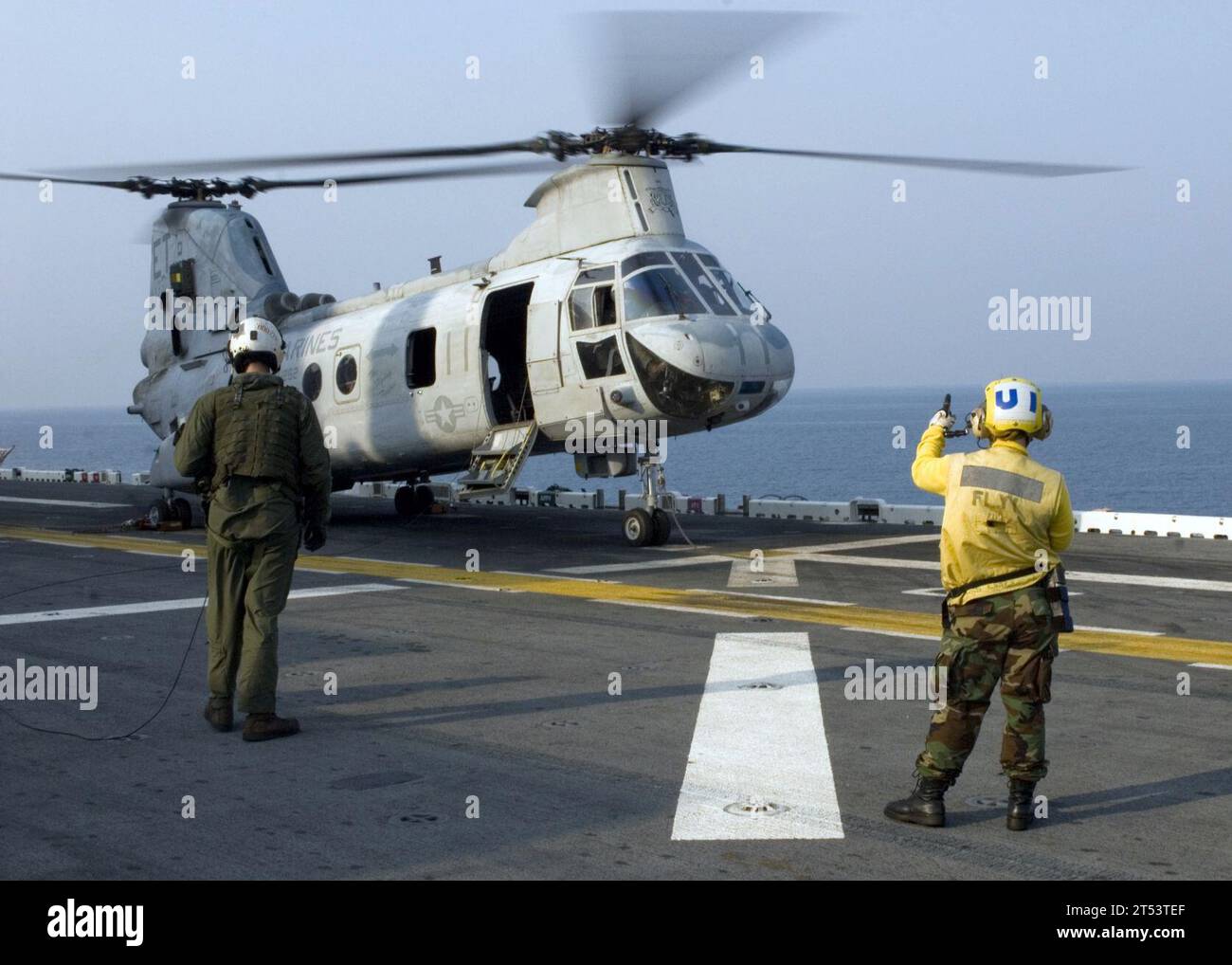 CH-46E, CTF 76, USS ESSEX (LHD 2 Stock Photo - Alamy