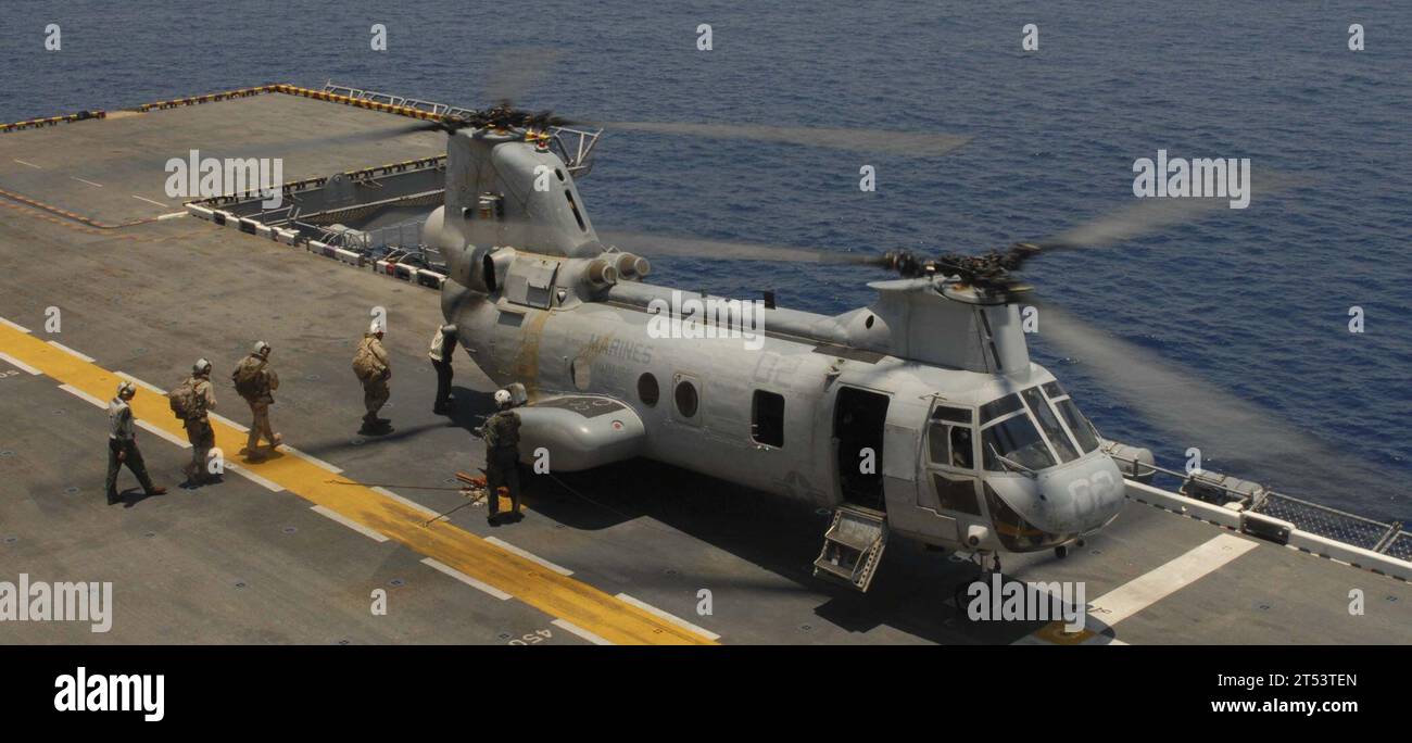 CH-46E Sea Knight helicopter, Marine Medium Helicopter Squadron (HMM ...