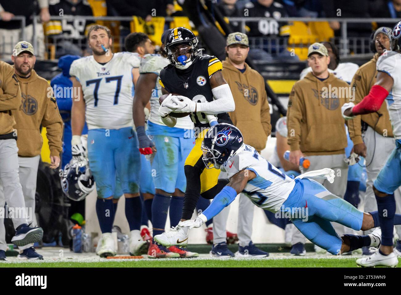 Pittsburgh Steelers wide receiver Diontae Johnson (18) catches a 32 ...