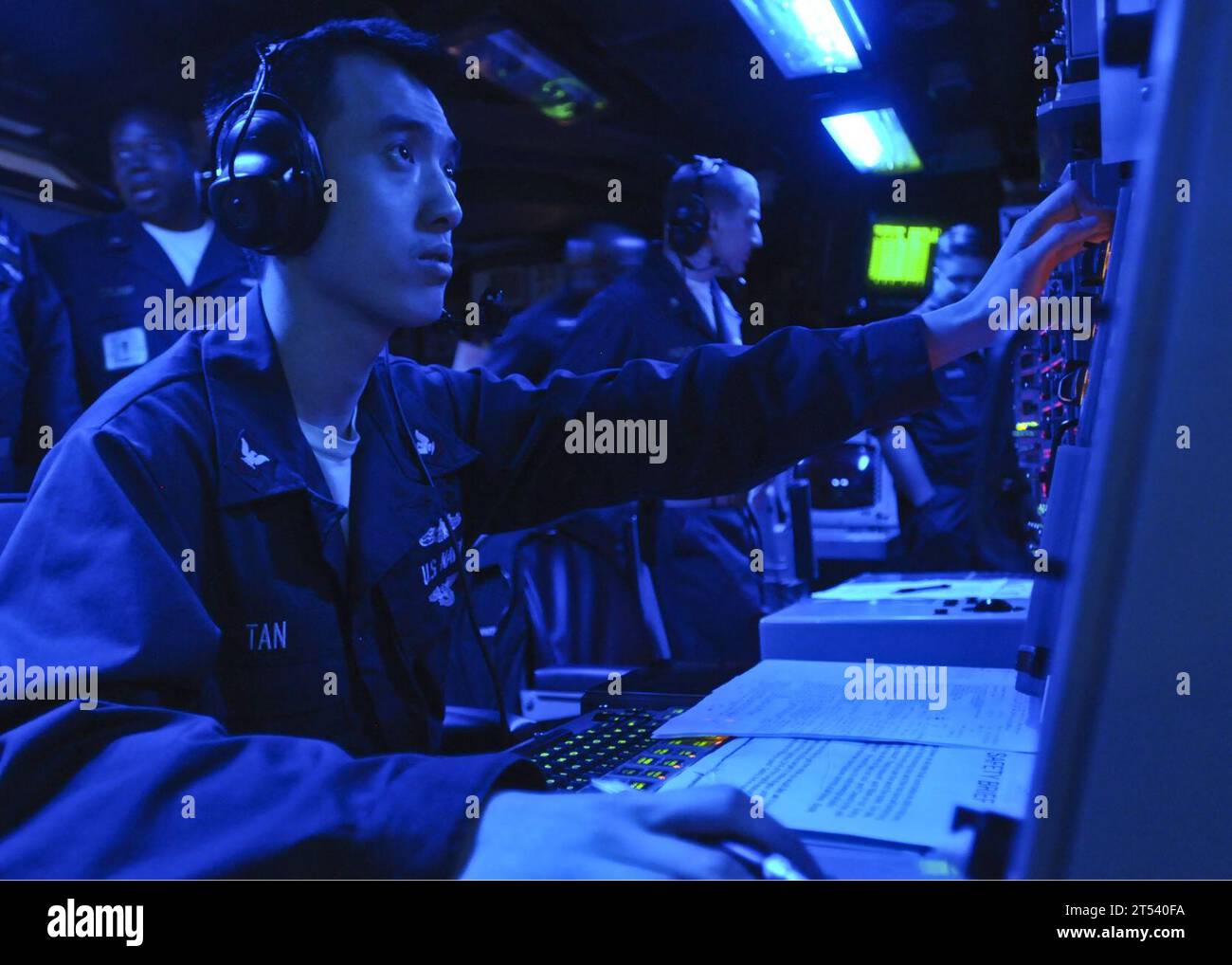 CIC, combat information center, lhd 2, navy, people, radar, ships ...