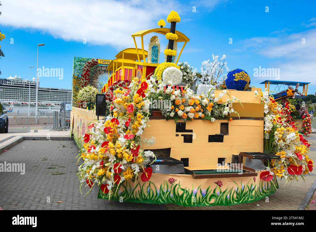 Flower arrangements on the carnival float of the Madeira Flower ...