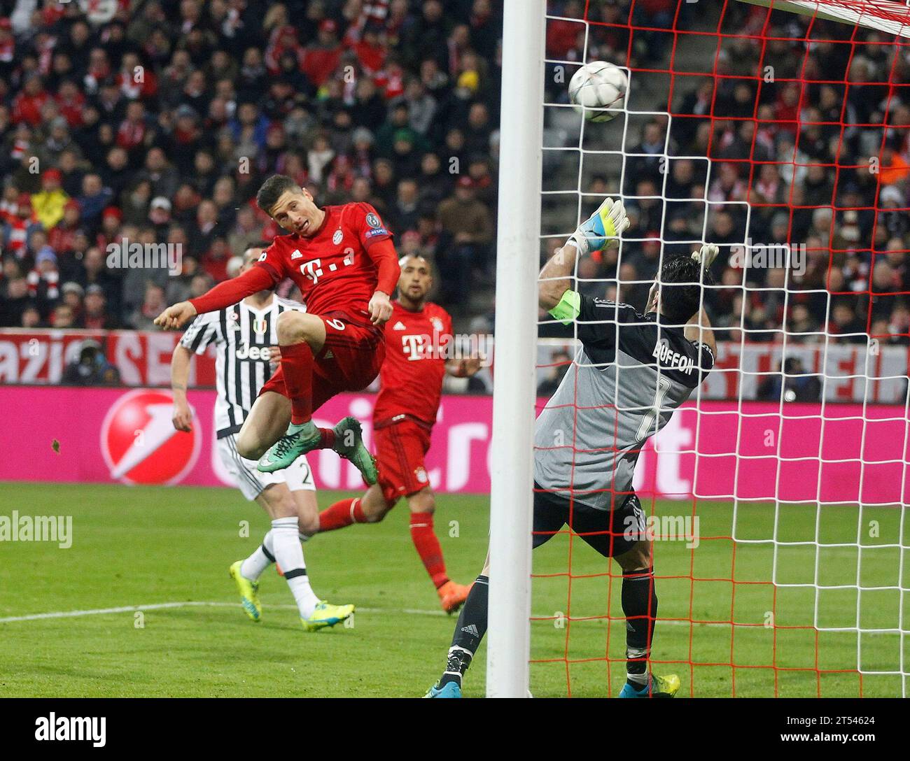 Robert LEWANDOWSKI (FC Bayern Muenchen) erzielt den Anschlusstreffer ...