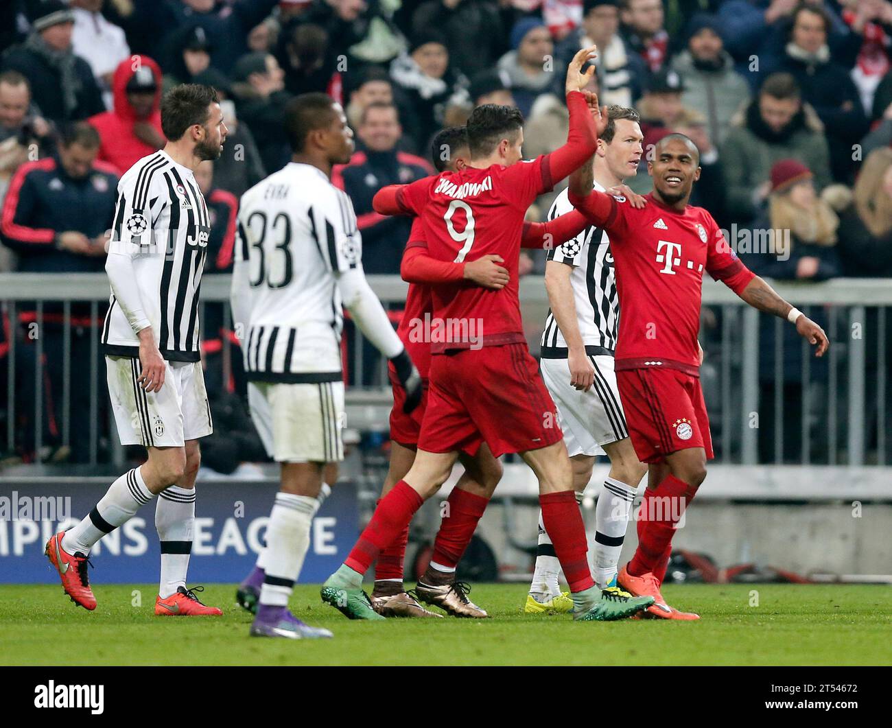 Douglas COSTA (FC Bayern Muenchen) jubelt mit Robert LEWANDOWSKI und ...